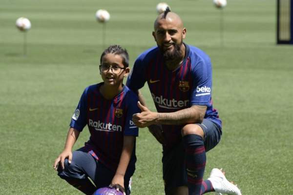 WATCH: Vidal shares the pitch with his kid during Barça unveiling ...