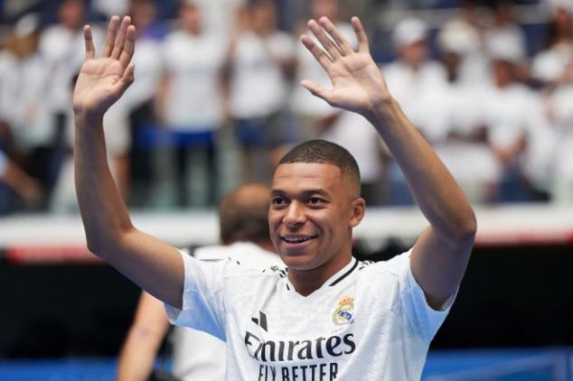 WATCH: Kylian Mbappe recreates Cristiano's iconic "Hala Madrid" chant ...